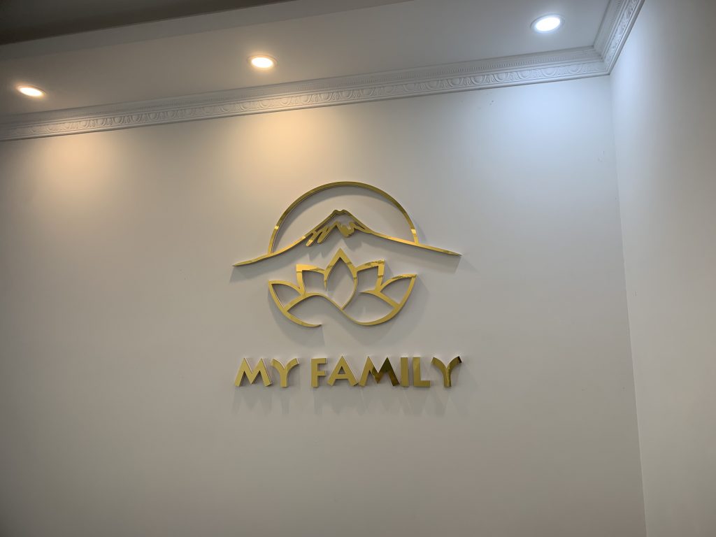 Mẫu logo backdrop văn phòng mica chữ nổi - Làm biển quảng cáo 0974477566