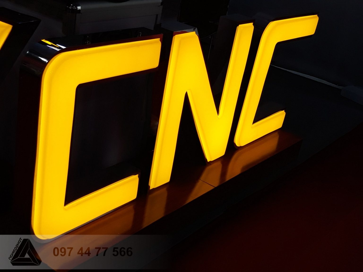 Làm logo công ty mica dán tường Quận Hoàng Mai - Hà Nội 09744 77 566